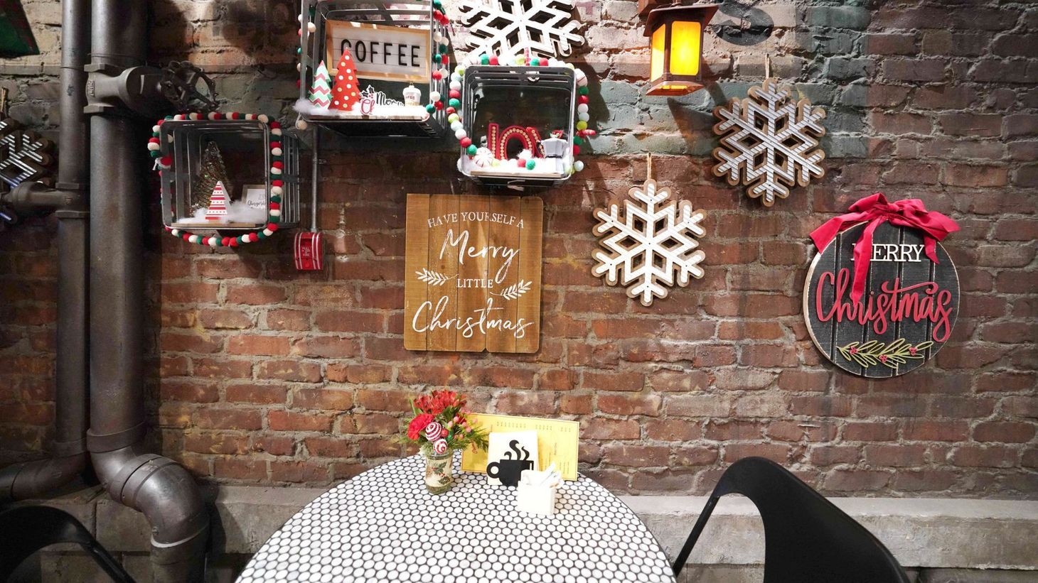 First Look: The Young and the Restless' Crimson Lights decks the halls ...