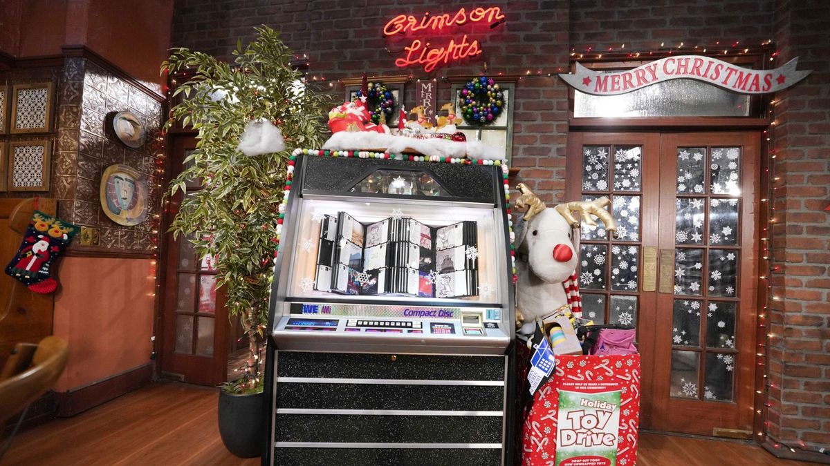 First Look: The Young and the Restless' Crimson Lights decks the halls ...